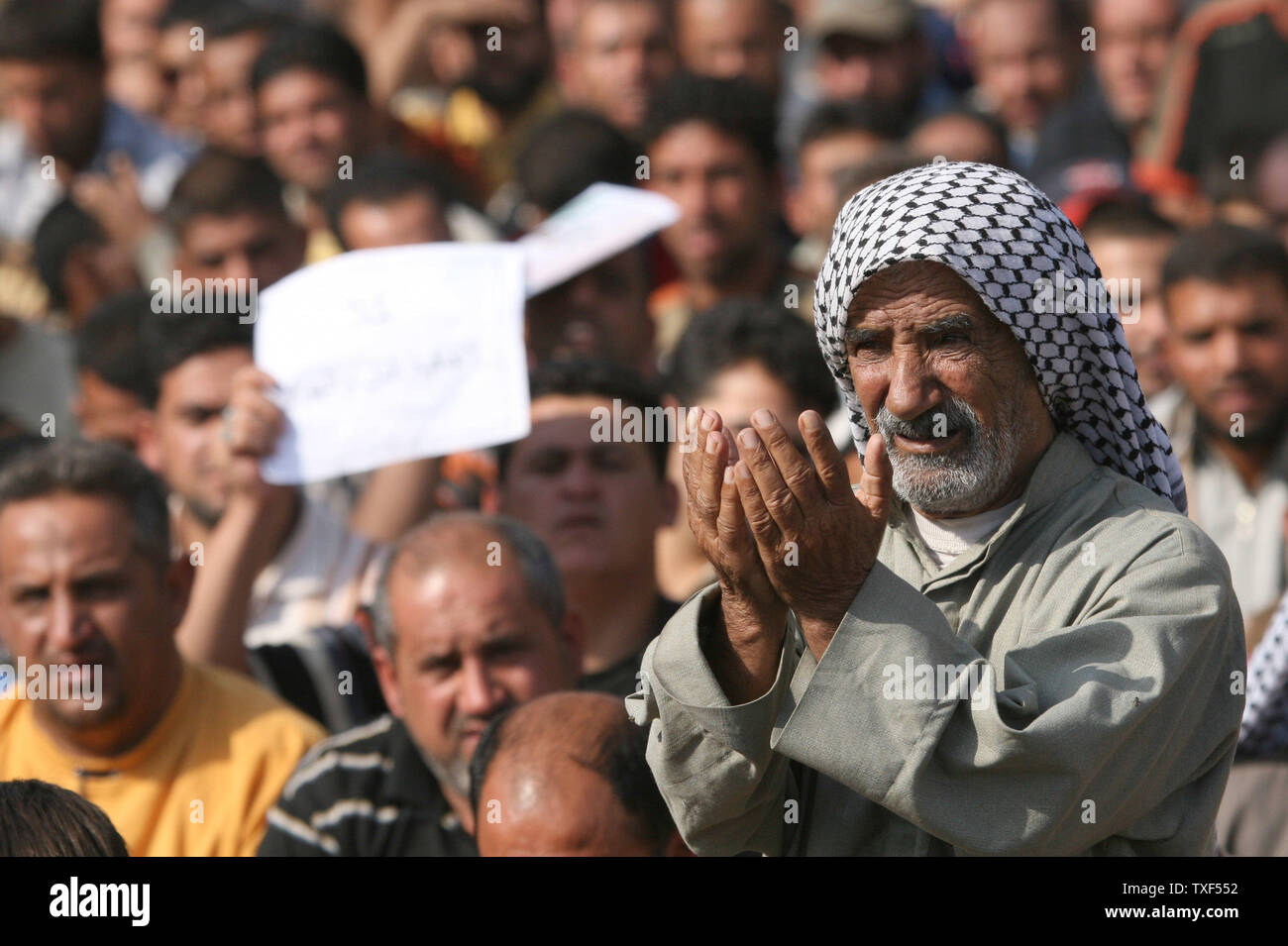 Saddam hussein statue down hi-res stock photography and images - Alamy