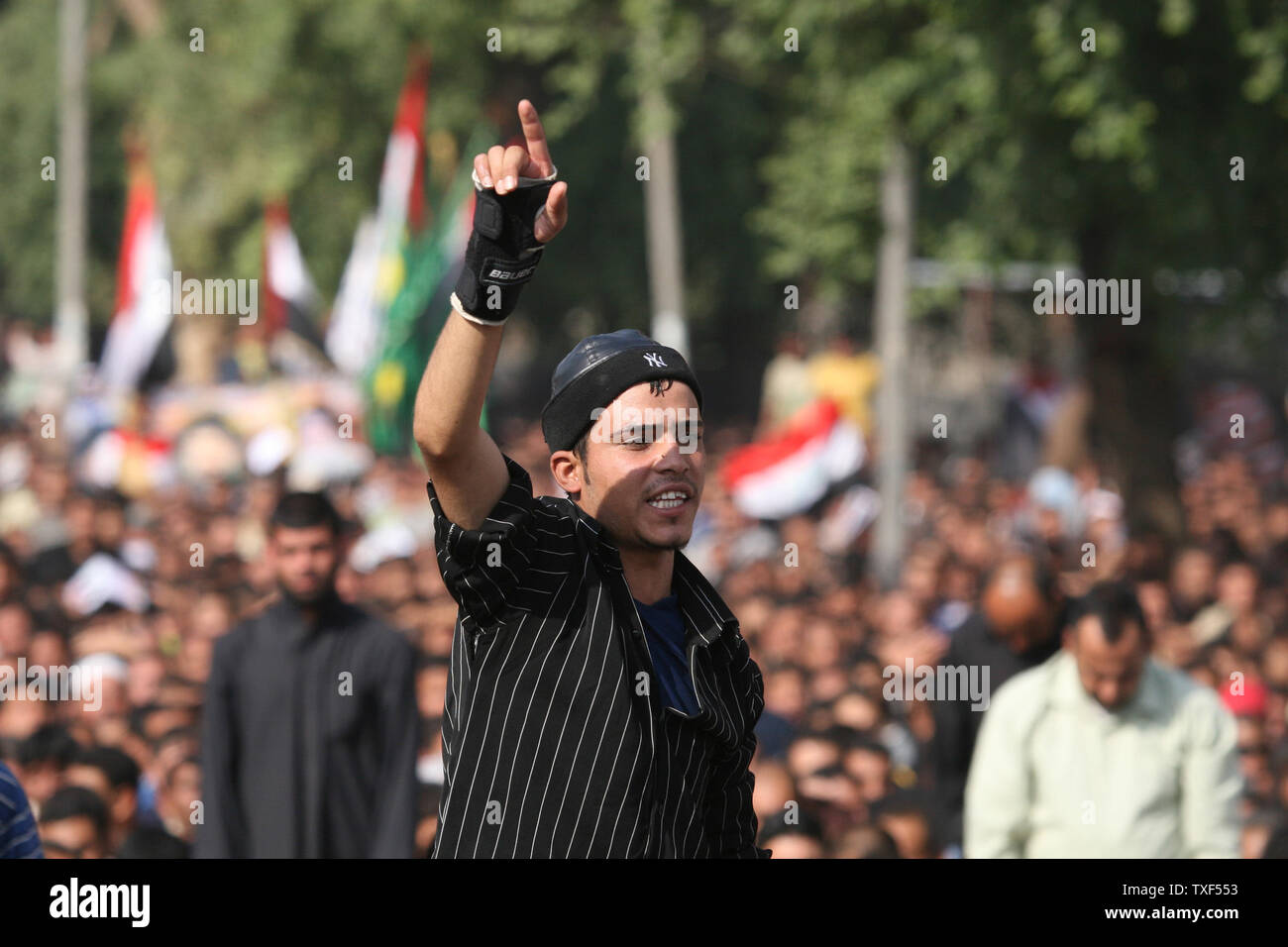 Saddam hussein statue down hi-res stock photography and images - Alamy