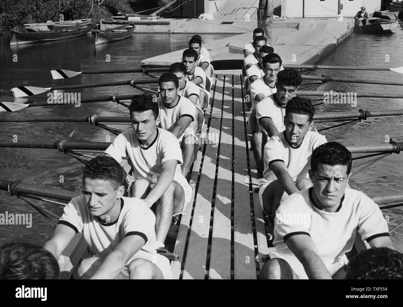 Black and white men rowing hi-res stock photography and images - Alamy