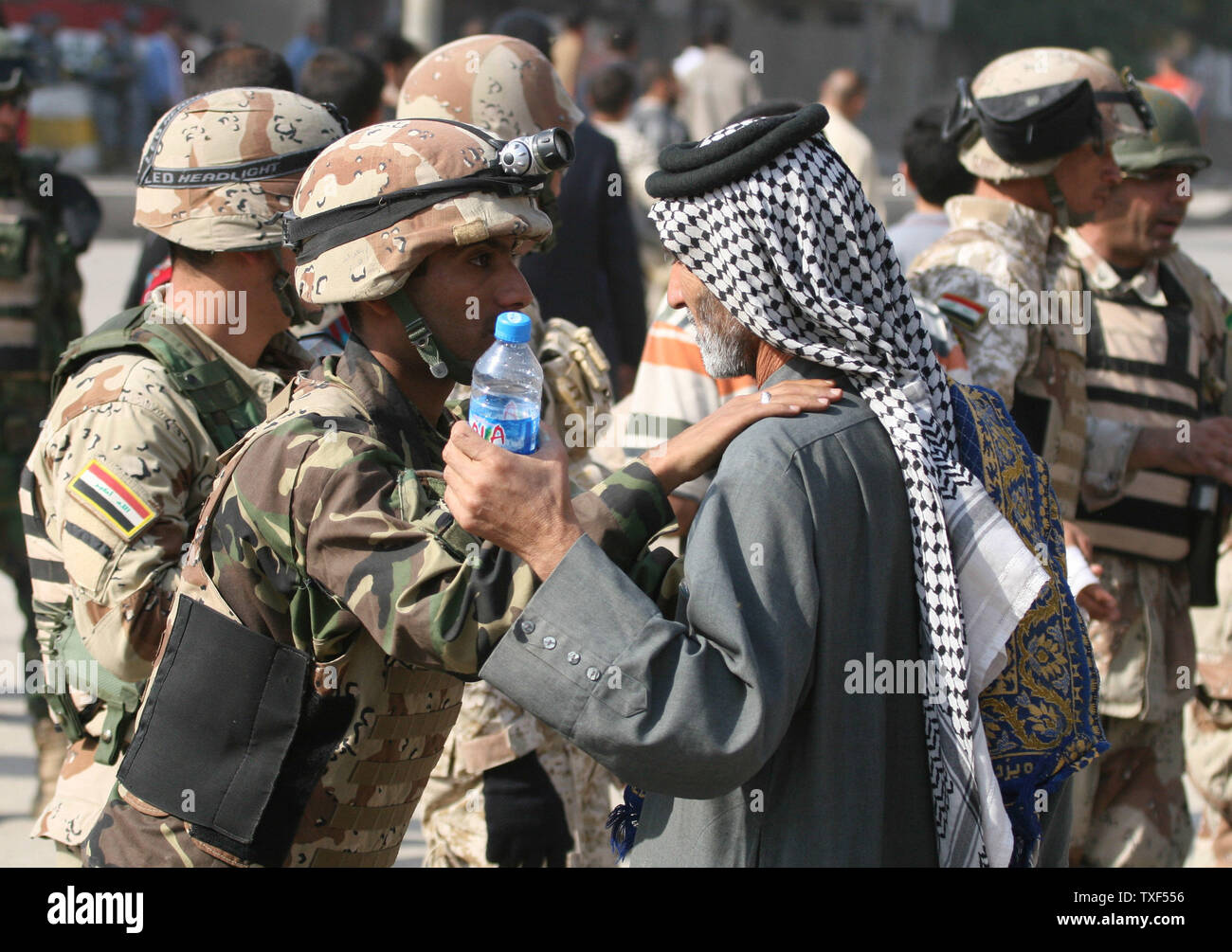 Saddam hussein statue down hi-res stock photography and images - Alamy