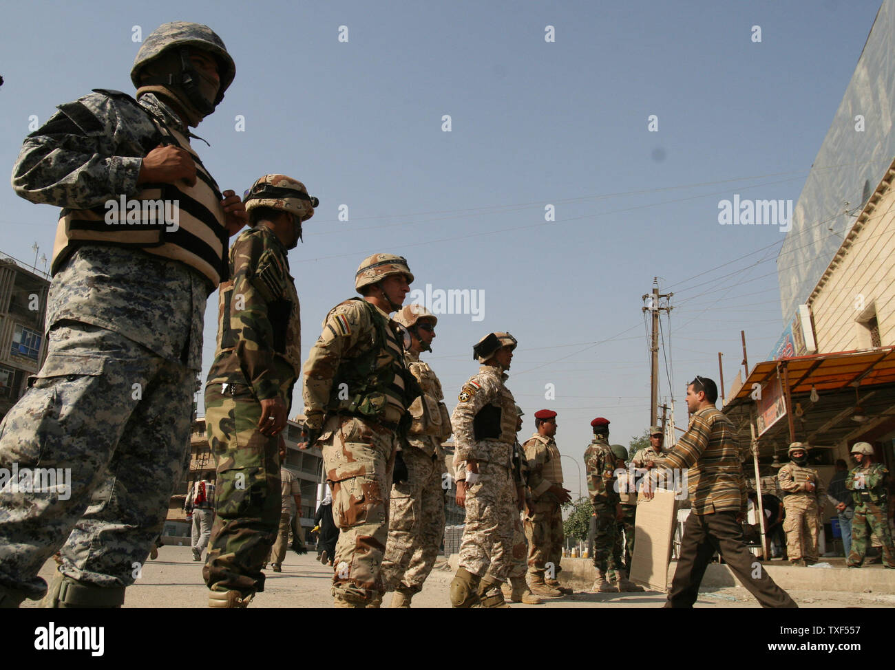 Statue of president saddam hussein hi-res stock photography and images ...