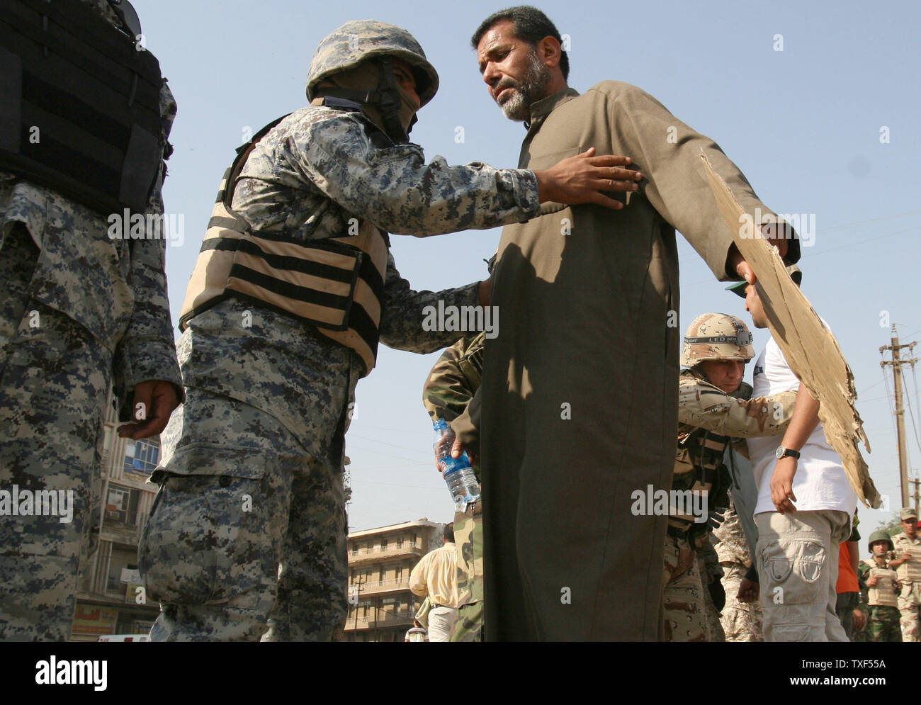 Saddam hussein statue down hi-res stock photography and images - Alamy