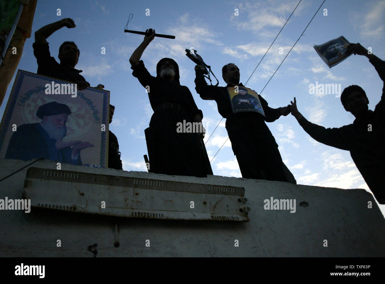 Mahdi army 2004 hi-res stock photography and images - Alamy