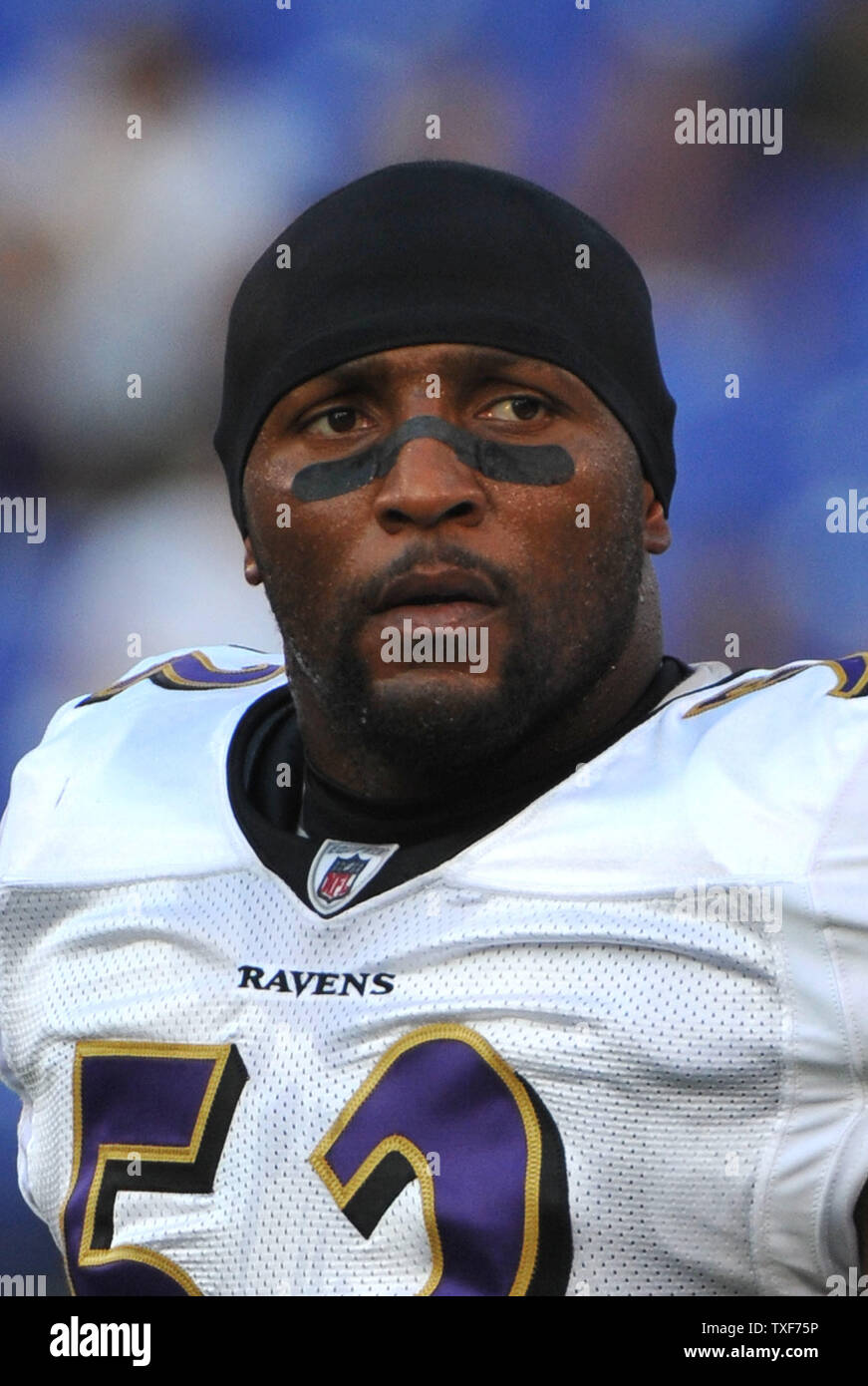 Baltimore Ravens' Ray Lewis warms-up prior to his game against the ...