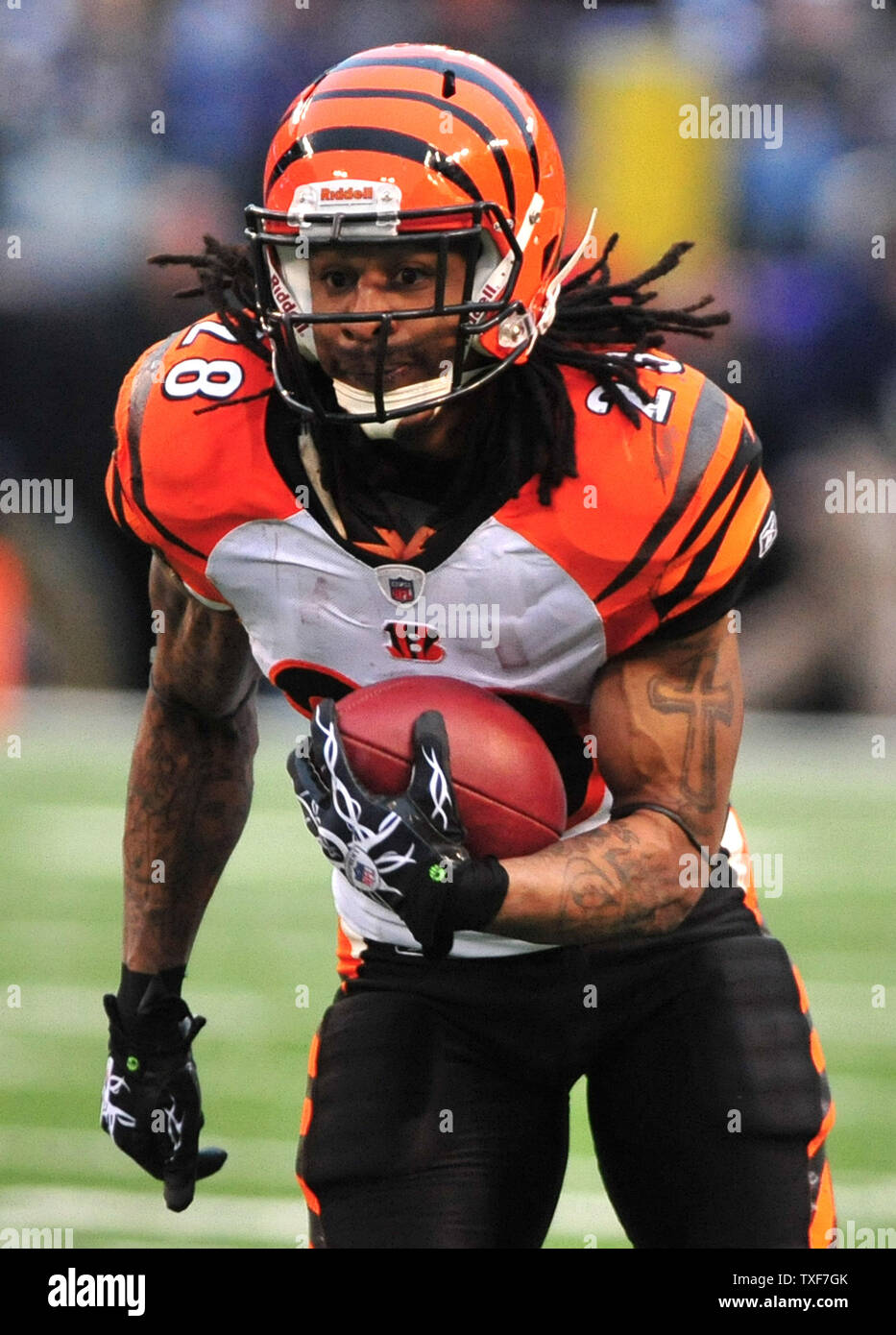 Cincinnati Bengals' Bernard Scott carries the ball against the ...