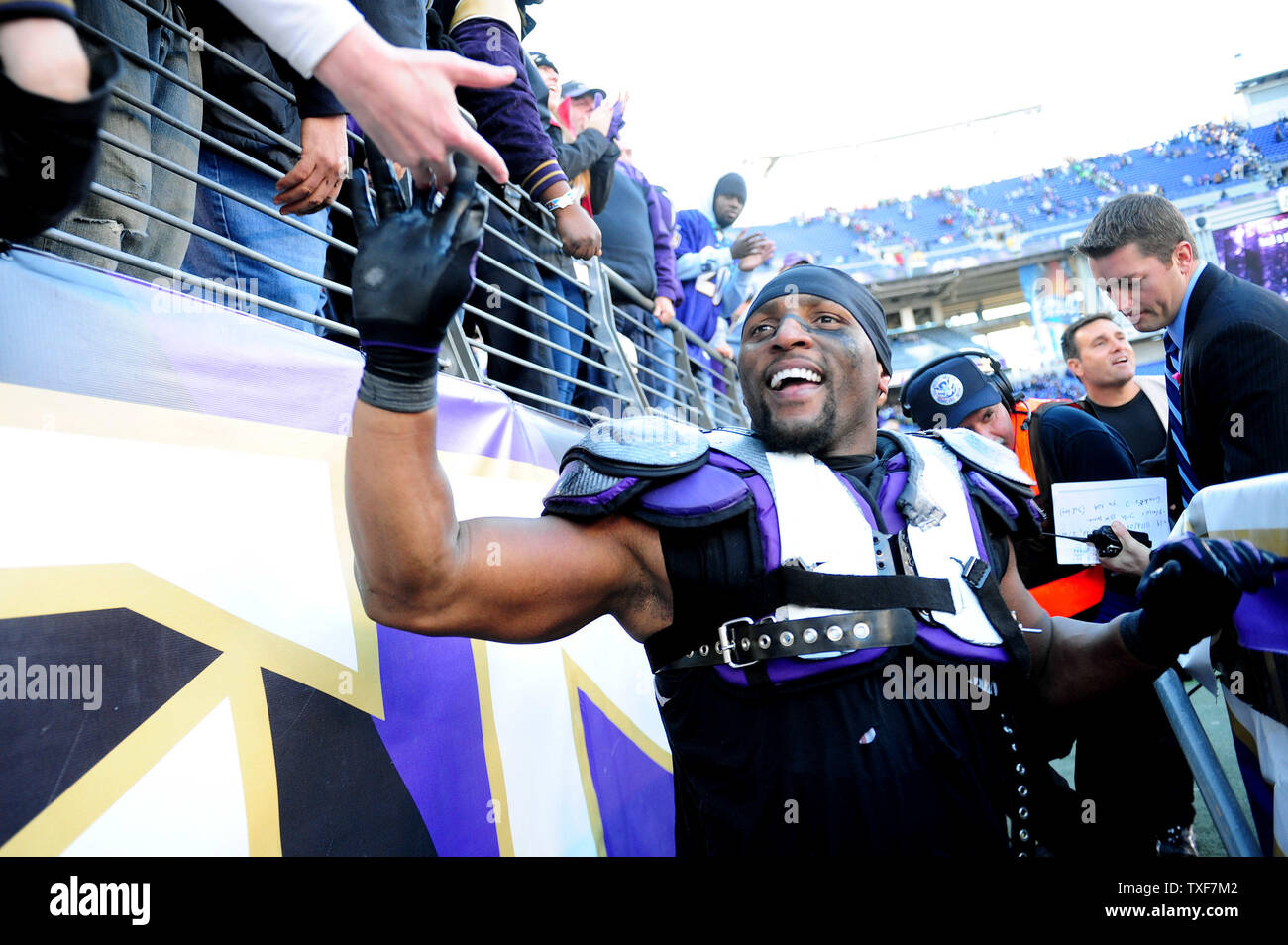 Baltimore Ravens Ray Lewis celebrates with fans after the Ravens ...