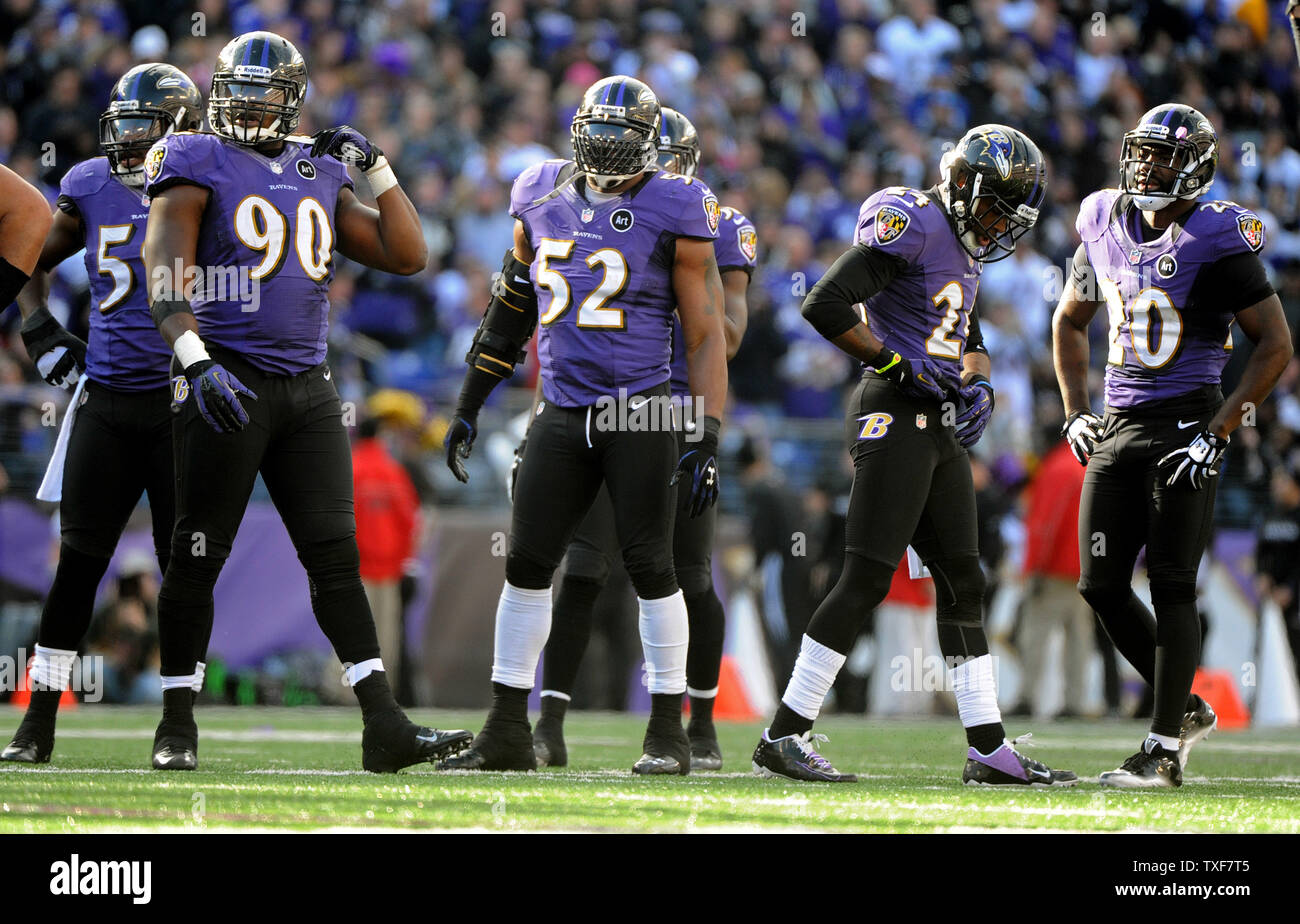 Baltimore Ravens linebacker Ray Lewis (52) leads the defense against ...