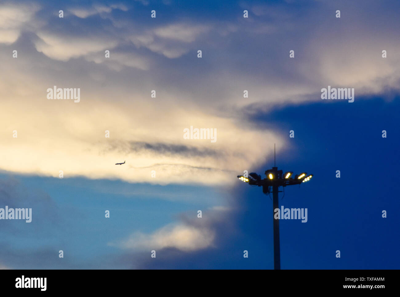 Man chased silhouette hi-res stock photography and images - Alamy