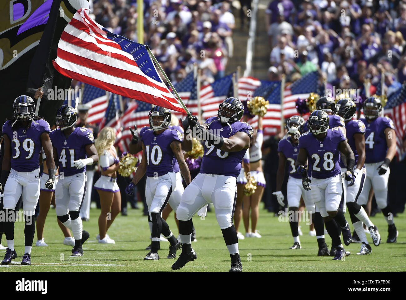 Baltimore Ravens nose tackle Brandon Williams (98) waves a U.S. flag to ...