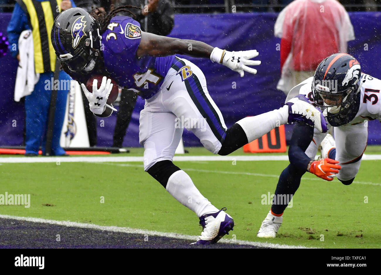 Baltimore Ravens running back Alex Collins (34) scores a six yard ...