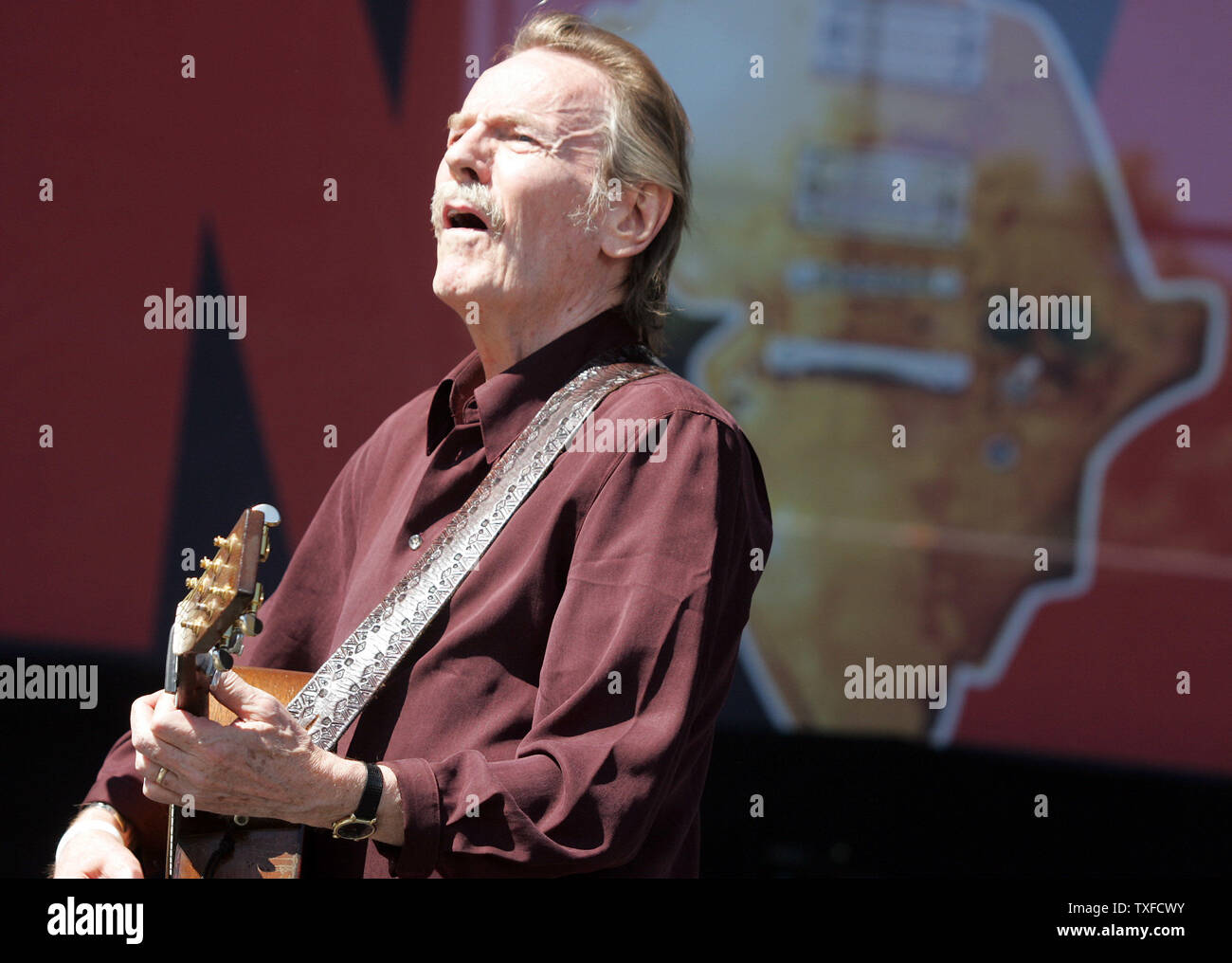 Canadian rock legend Gordon Lightfoot performs at Live 8 Canada in ...