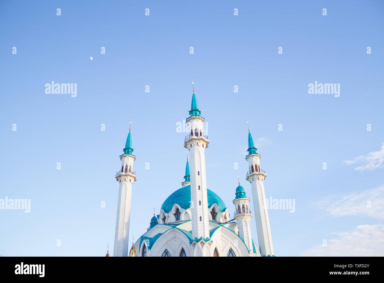 big white mosque with blue roof Stock Photo - Alamy