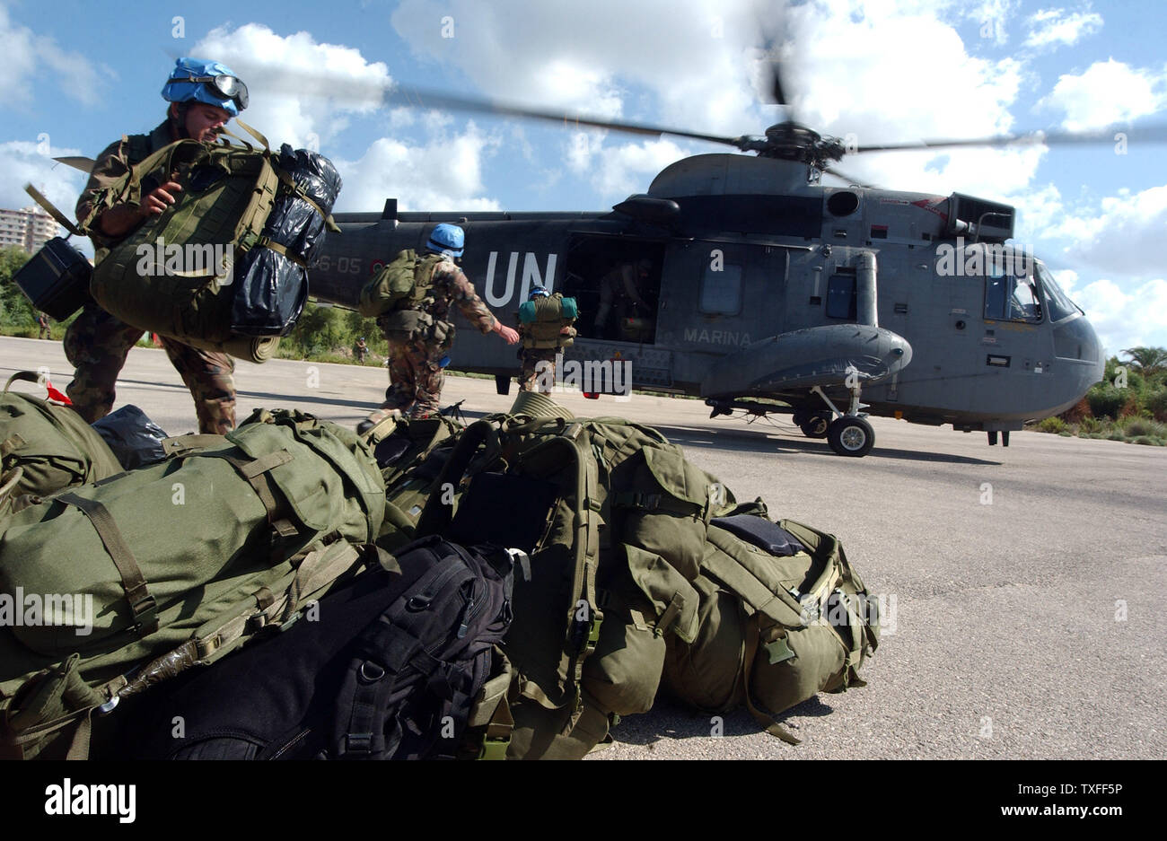 The first group of Italian United Nations troops arrives by helicopter ...
