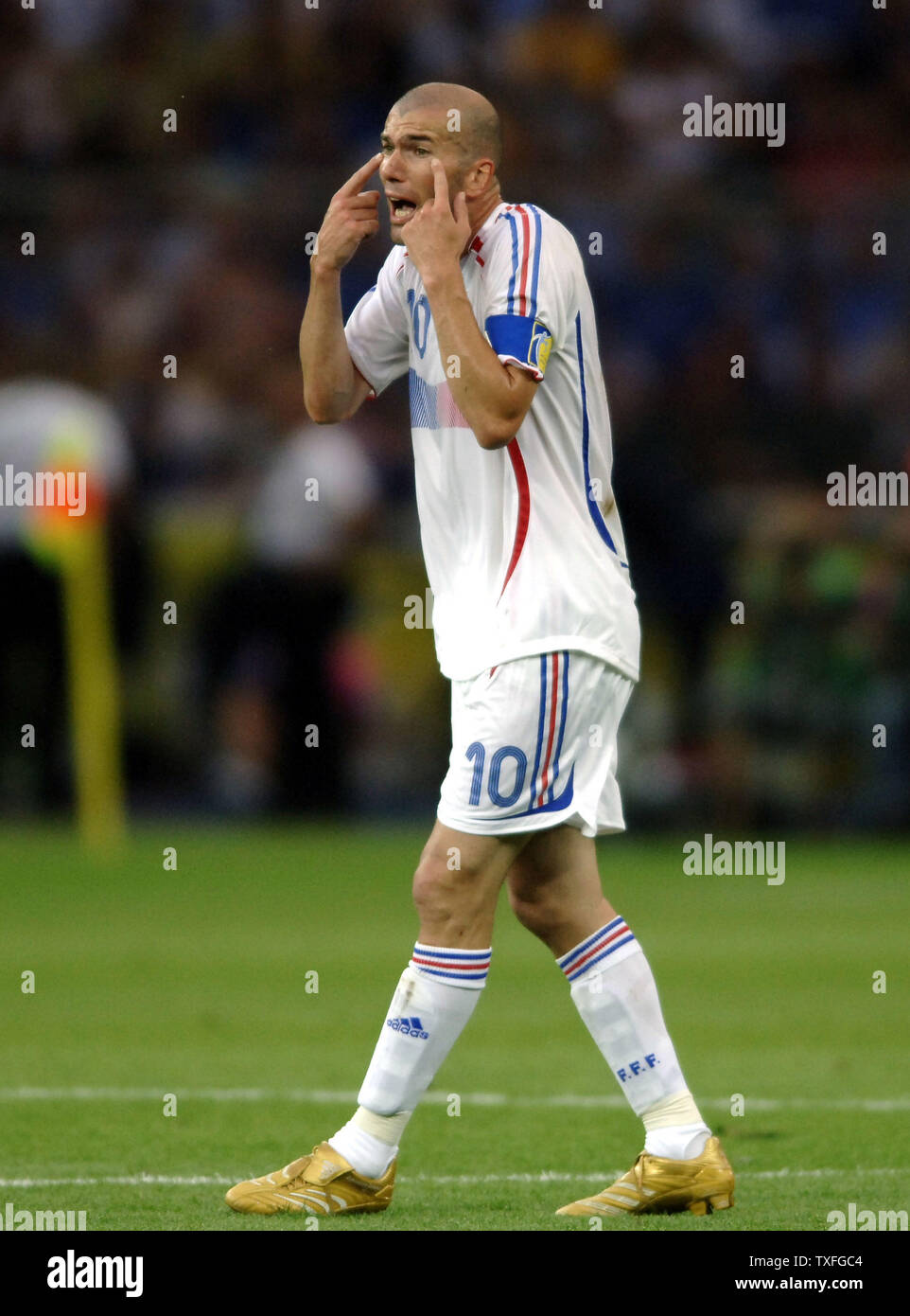France's Zinedine Zidane (10) tells his team players to watch out in ...