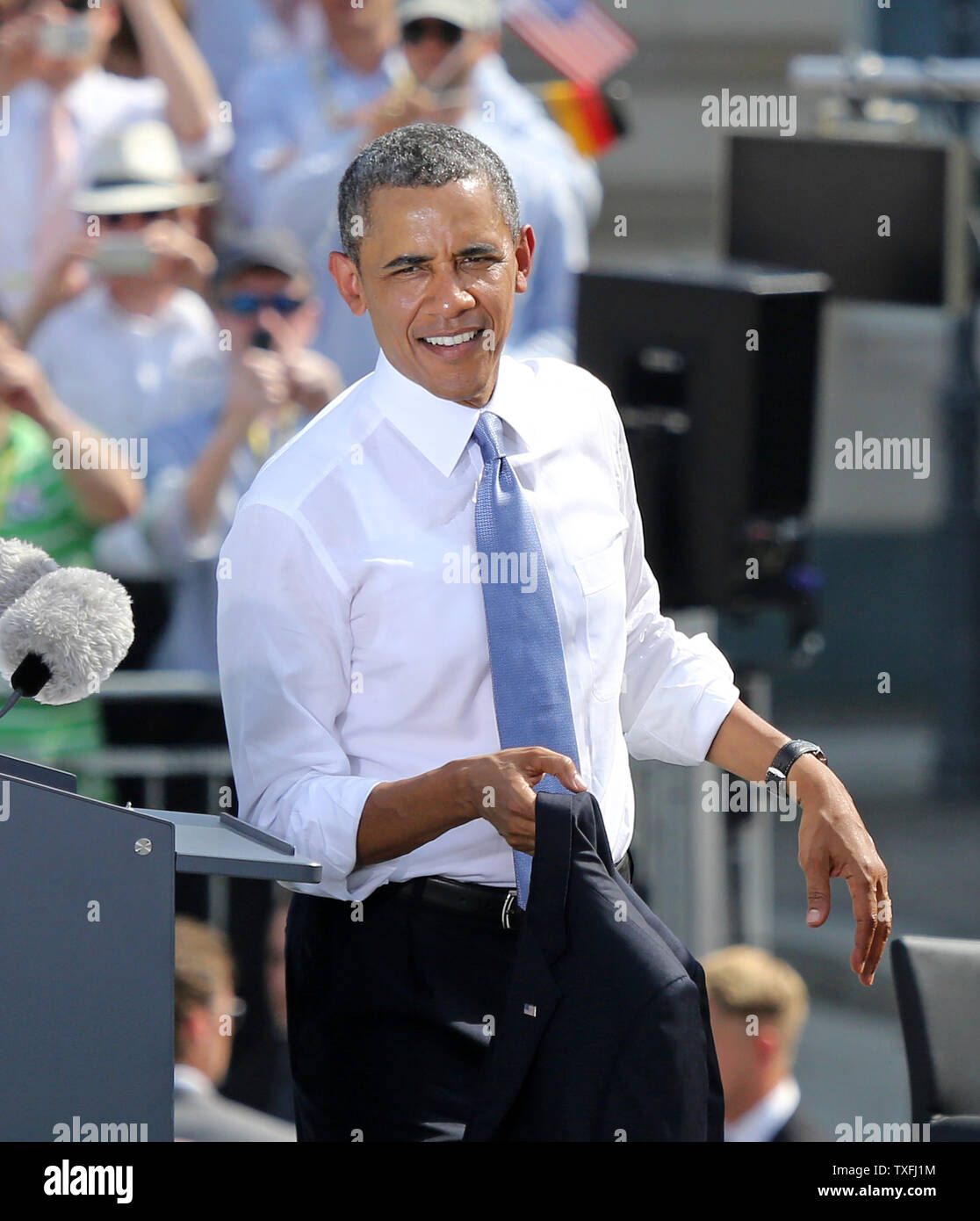 U.S. President Barack Obama finishes speaking at the Brandenburg Gate ...