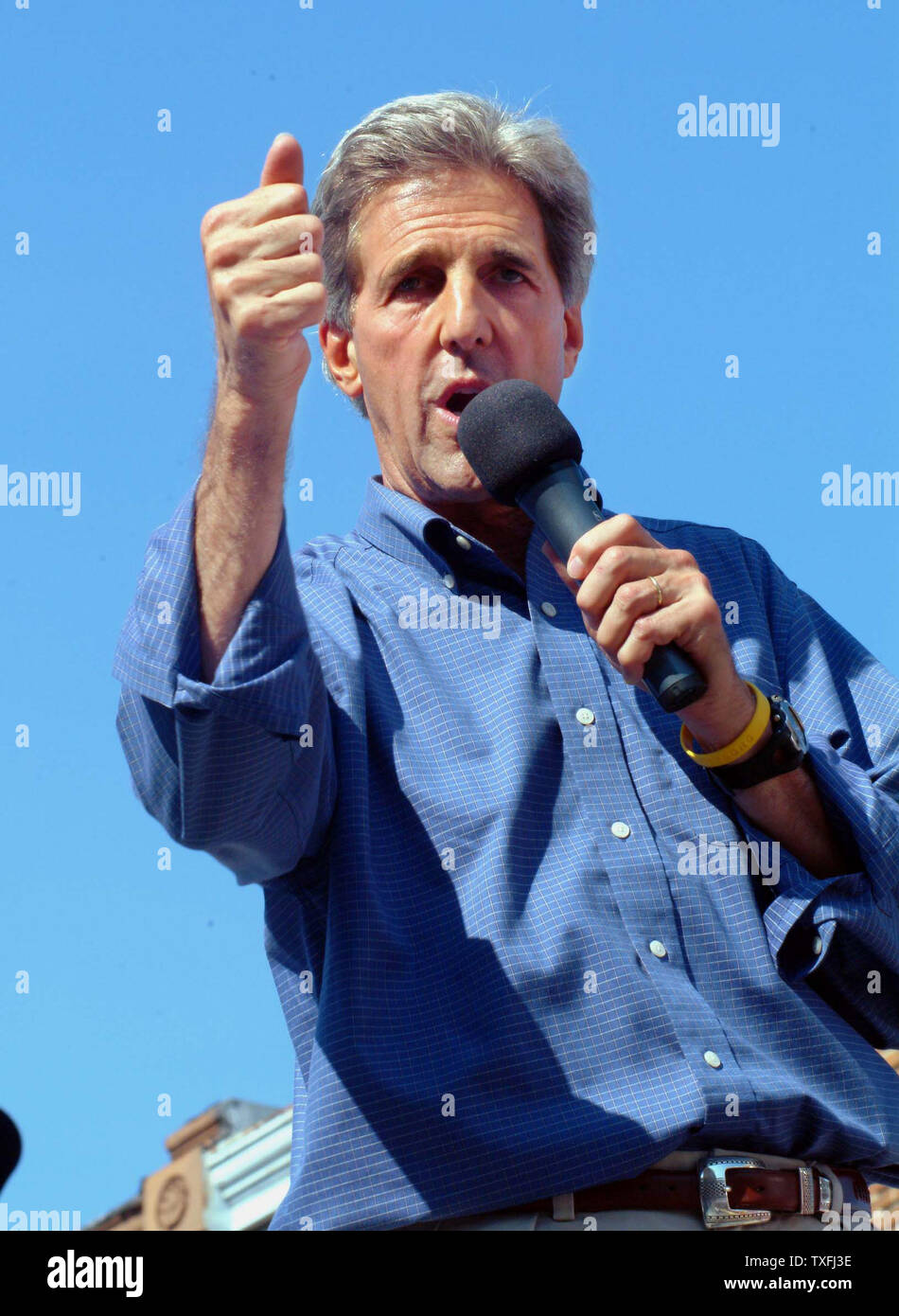 Democratic presidential candidate Sen. John Kerry addresses the crowd ...
