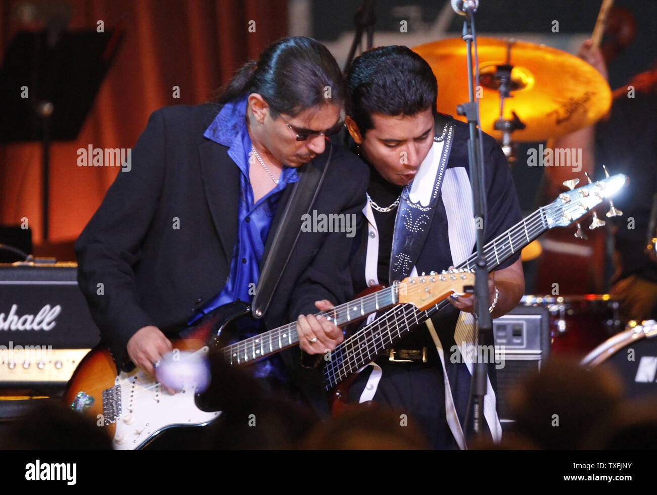 Brothers Henry (L) and Jojo Garza of Los Lonely Boys perform during a ...