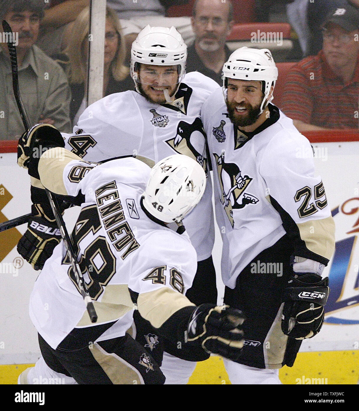 Pittsburgh Penguins' Tyler Kennedy (L), Chris Kunitz (C) and Maxime ...