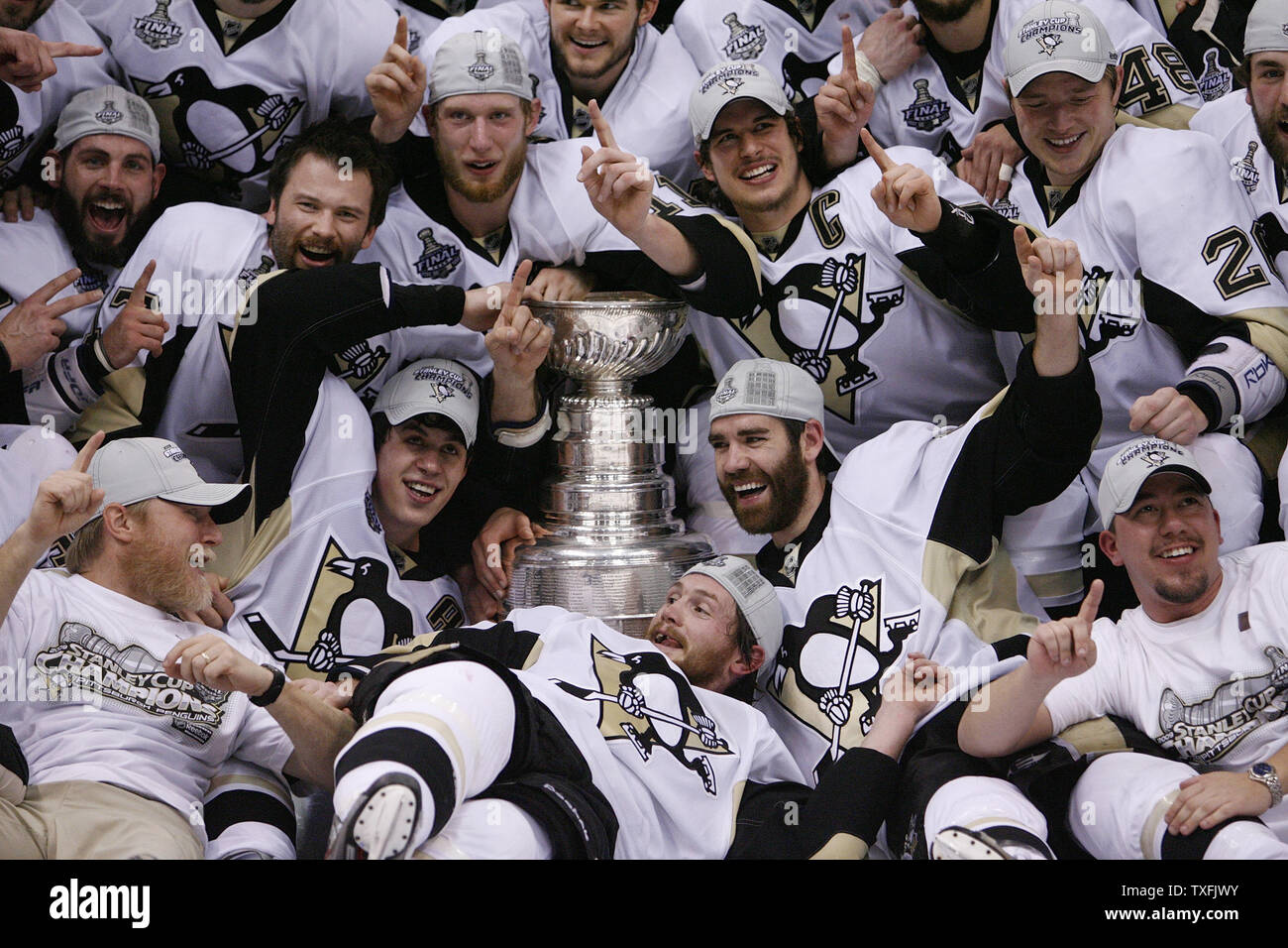 The Pittsburgh Penguins pose for a team picture after defeating the ...