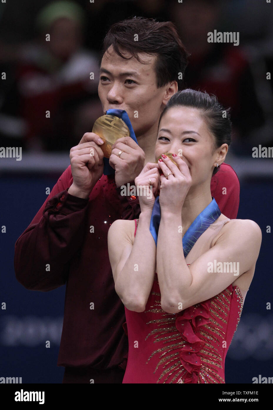 Gold Medalists Xue Shen (R) and Hongbo Zhao of China kiss their medals ...
