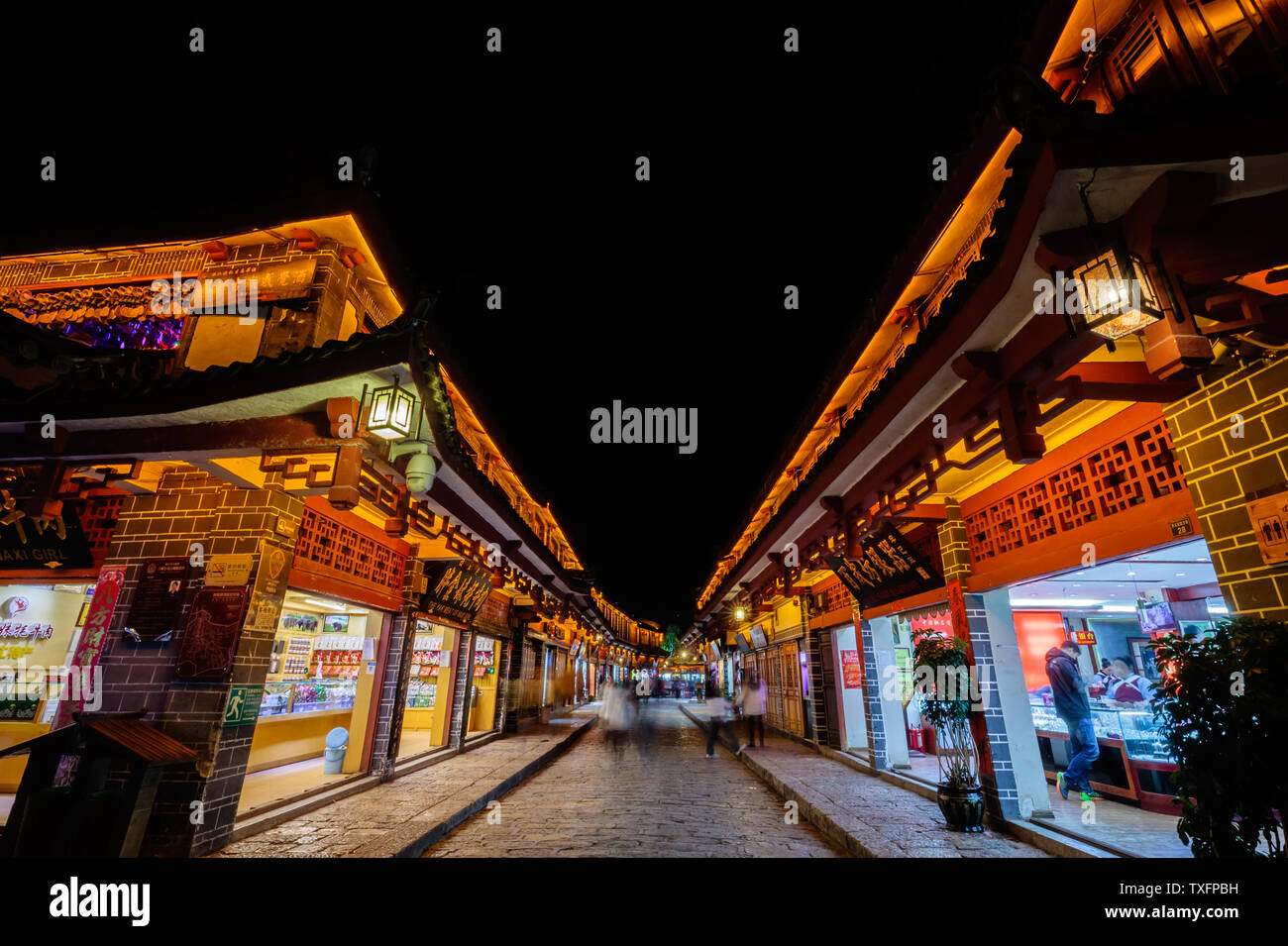 Night view of Dayan ancient town, Lijiang, Yunnan Stock Photo - Alamy