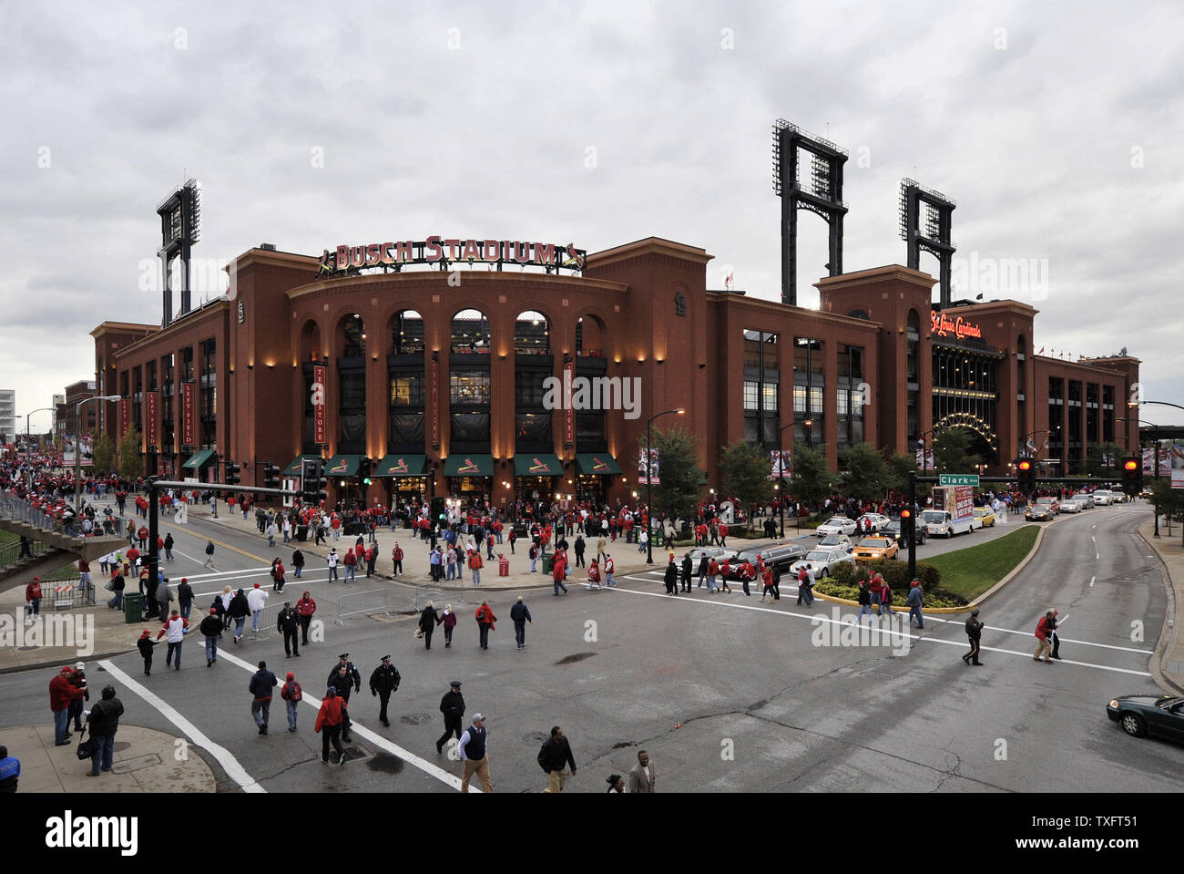 Fans arrive at Busch Stadium for game 1 of the World Series between the ...