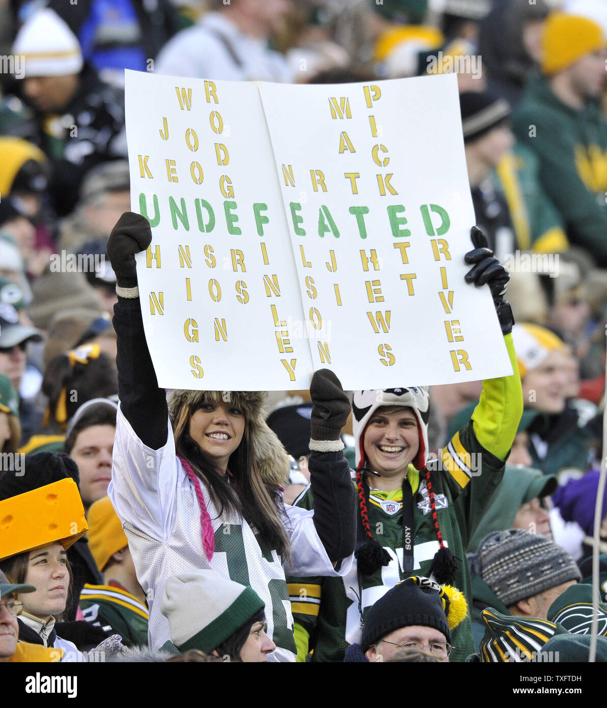 Green Bay Packers fans cheer during the first quarter against the ...