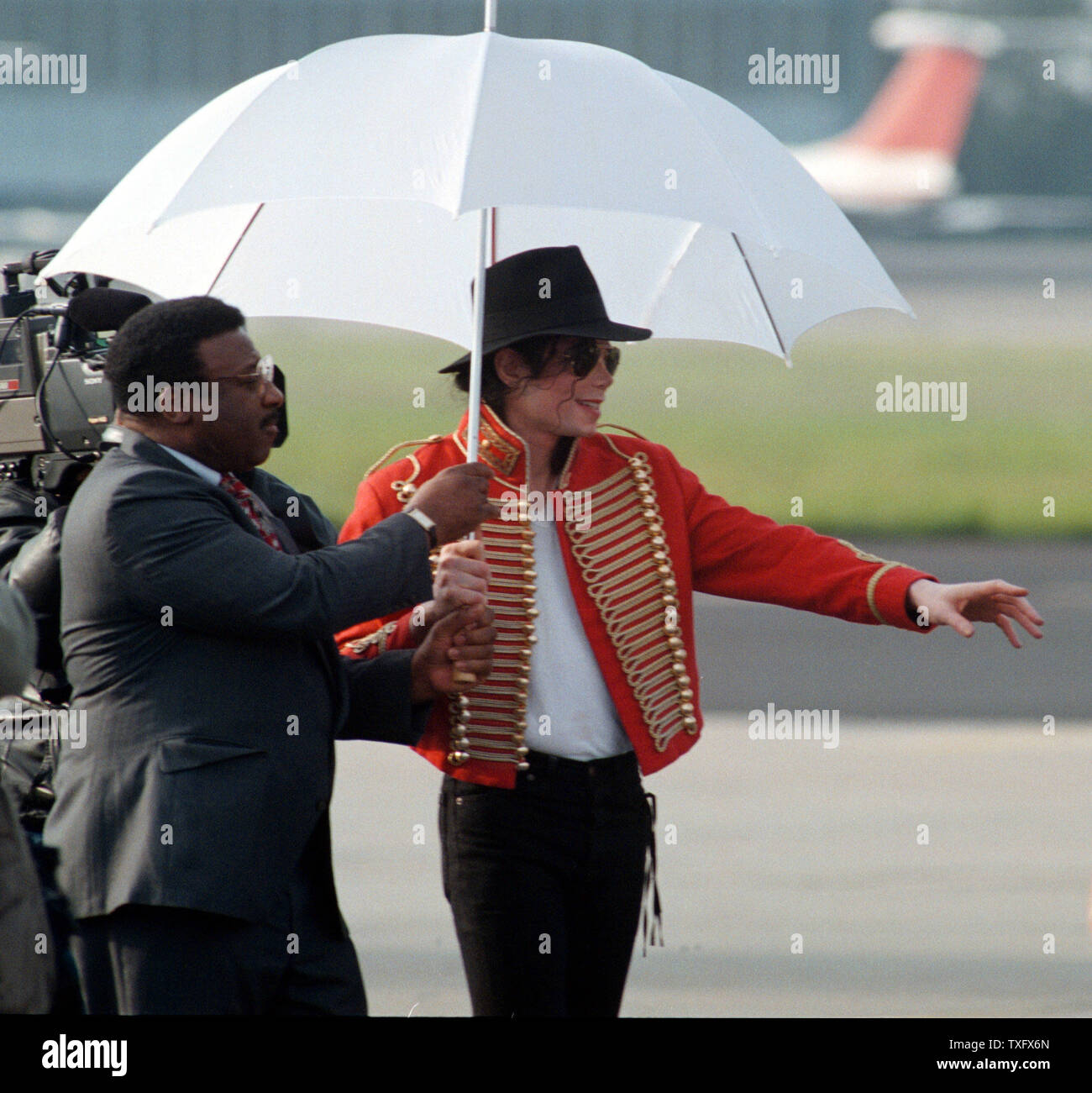 ***FILE PHOTO*** American pop star Michael Jackson arrives in Prague ...