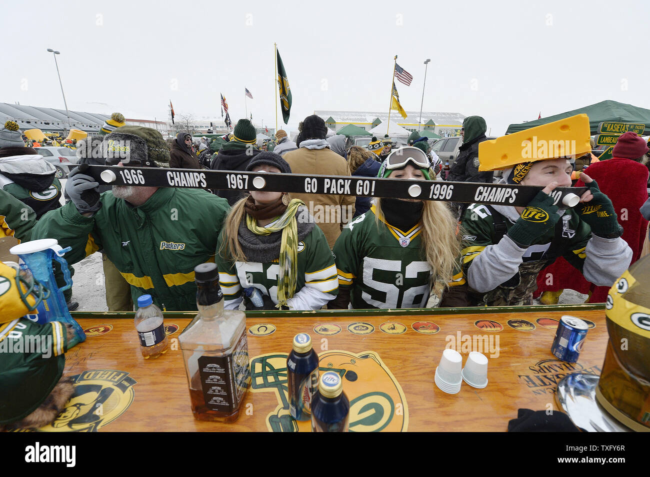 Green Bay Packers fans tailgate before the NFC Wildcard Playoff against ...
