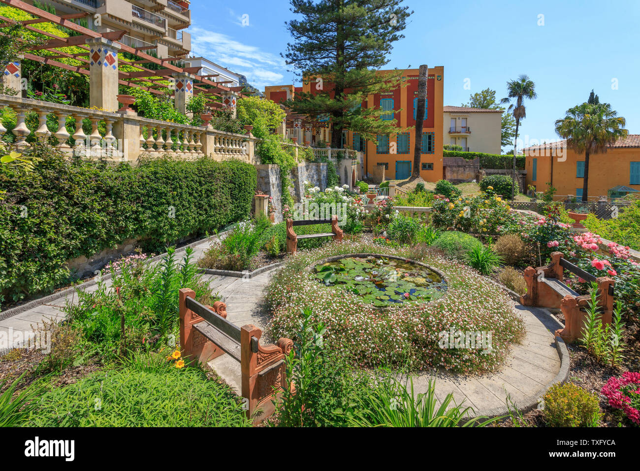 Fontana rosa jardín hi-res stock photography and images - Alamy