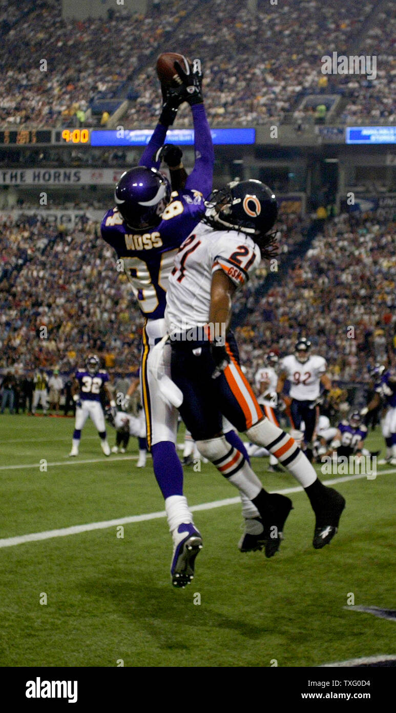 Vikings wide receiver Randy Moss (#84) brings down a 3 yard Daunte ...
