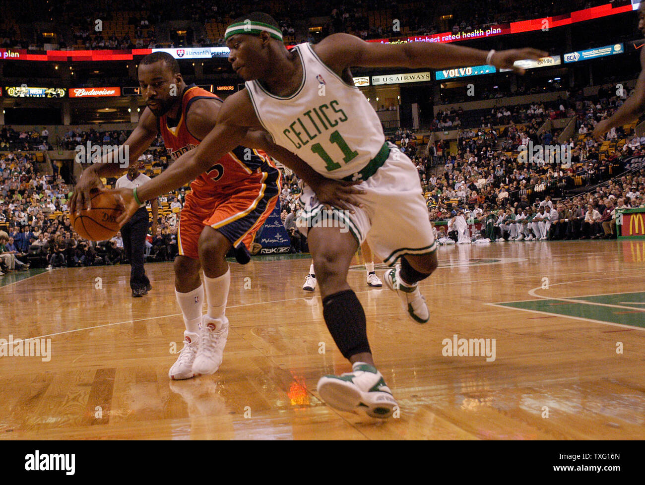 Golden State Warriors guard Baron Davis maneuvers around Celtics guard ...
