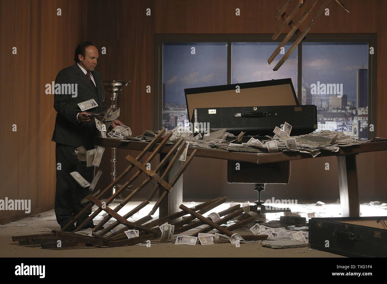 Ww2 suitcase hi-res stock photography and images - Alamy