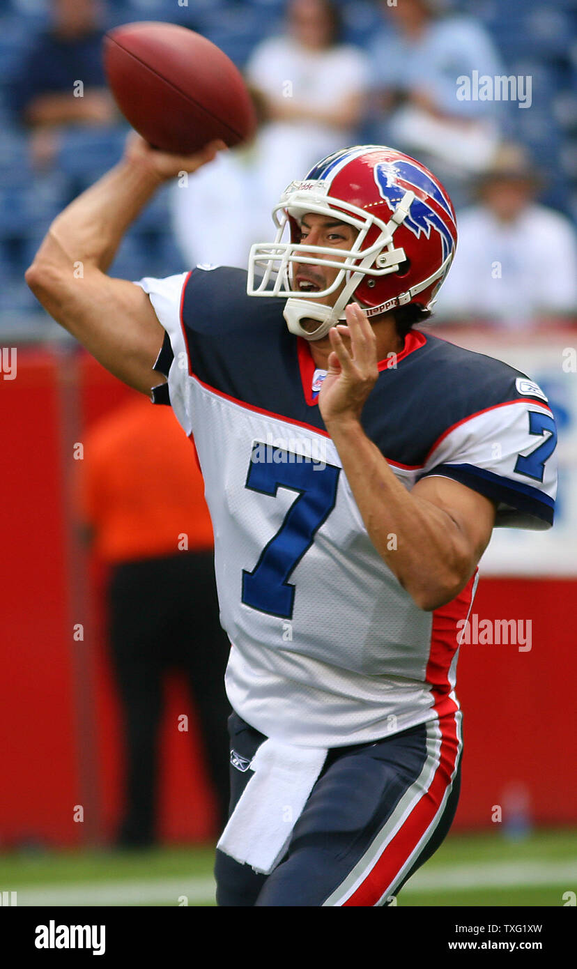 Buffalo Bills quarterback JP Losman warms up before their season opener ...