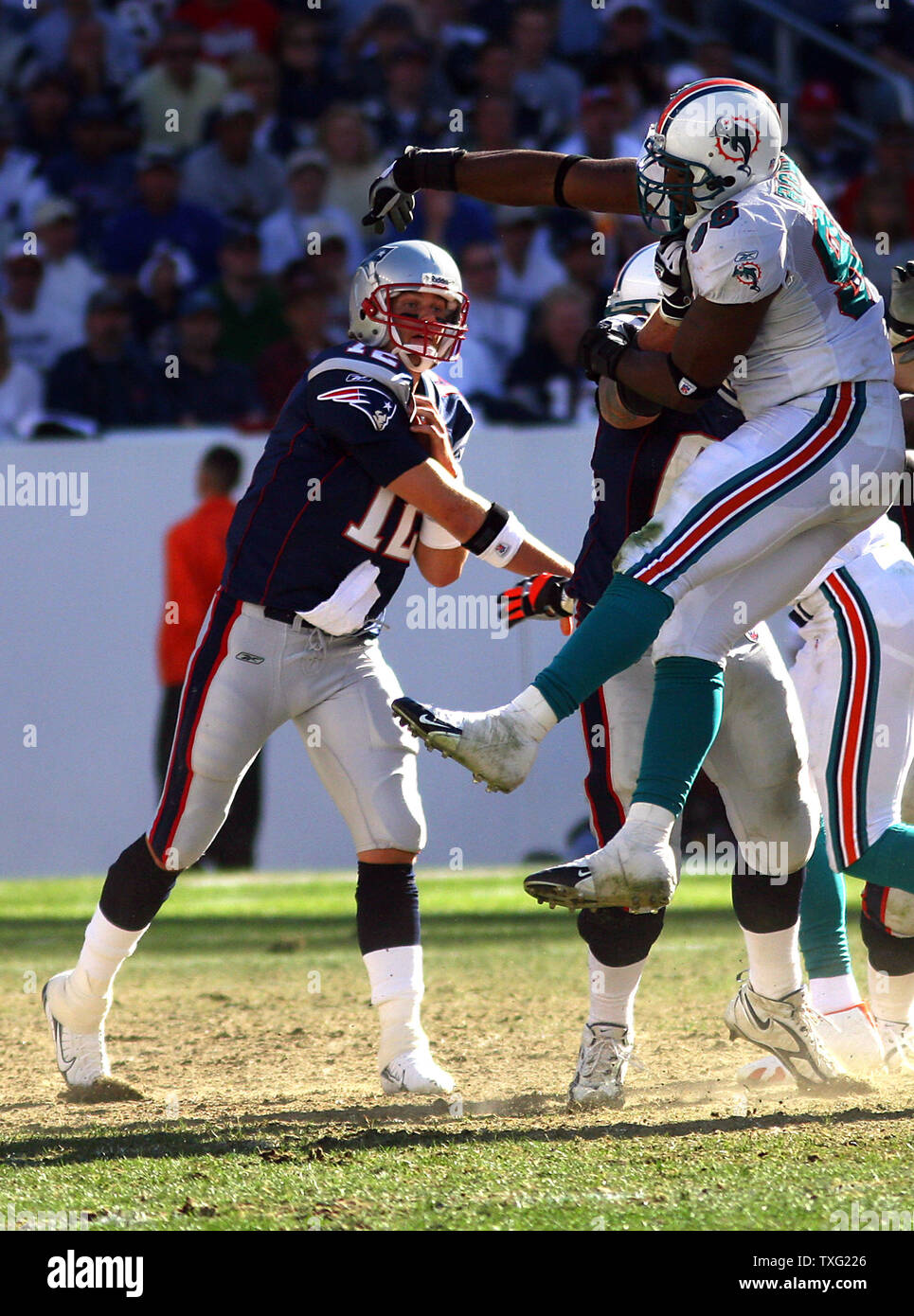 Miami Dolphins defensive end David Bowens blocks a pass from New ...
