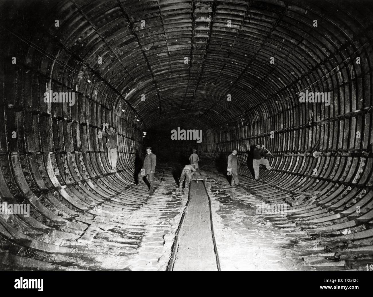 Construction site workers 1900s hi-res stock photography and images - Alamy