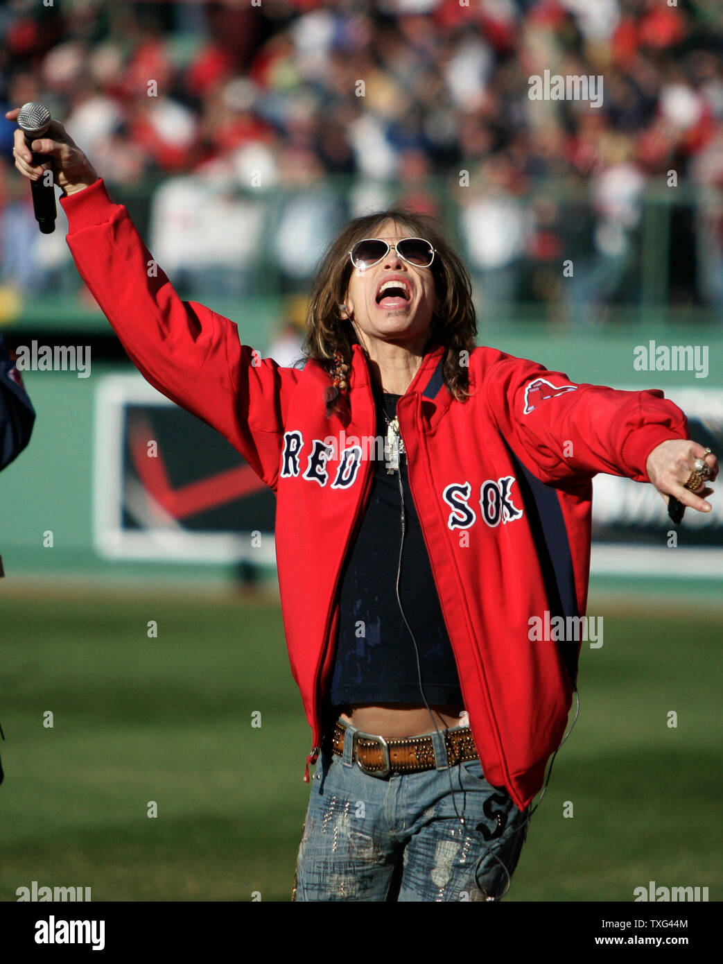 Aerosmith lead singer steven tyler hi-res stock photography and images ...
