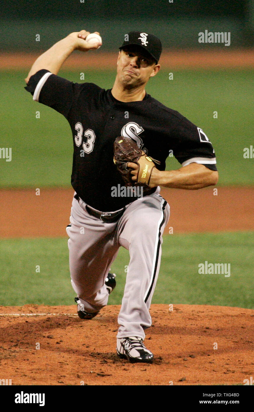 Chicago White Sox starting pitcher Javier Vazquez (33) throws a pitch ...