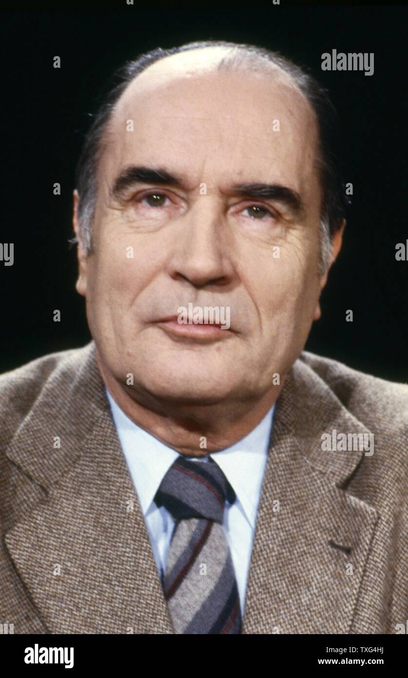 Mitterrand 1981 cartes sur table hi-res stock photography and images ...