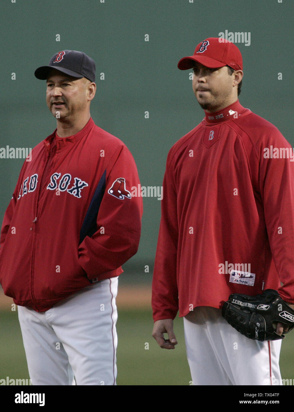 Boston Red Sox manager Terry Francona chats with pitcher Josh Beckett ...