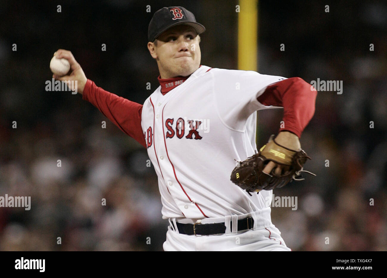 Boston Red Sox relief pitcher Jonathan Papelbon (58) hurls a pitch in ...