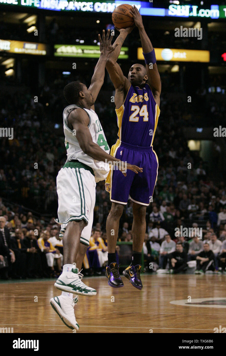 Kobe bryant dunk hi-res stock photography and images - Alamy