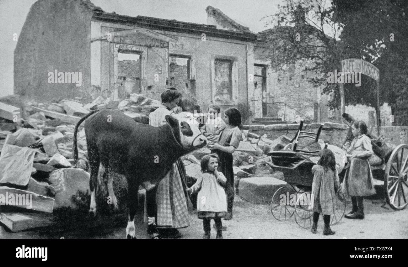 World War I : French villagers returning to their devastated village ...