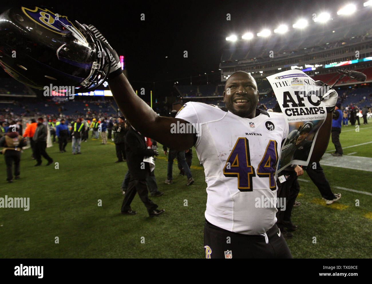 Baltimore Ravens fullback Vonta Leach waves to the crowd with a mock ...