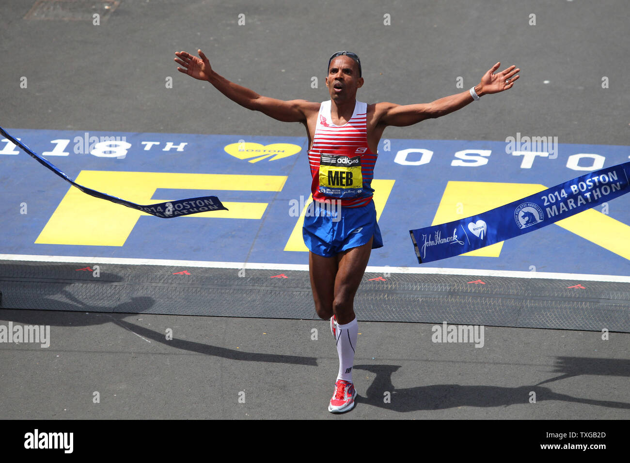 Men's elite runner Meb Keflezighi of the United States crosses the ...
