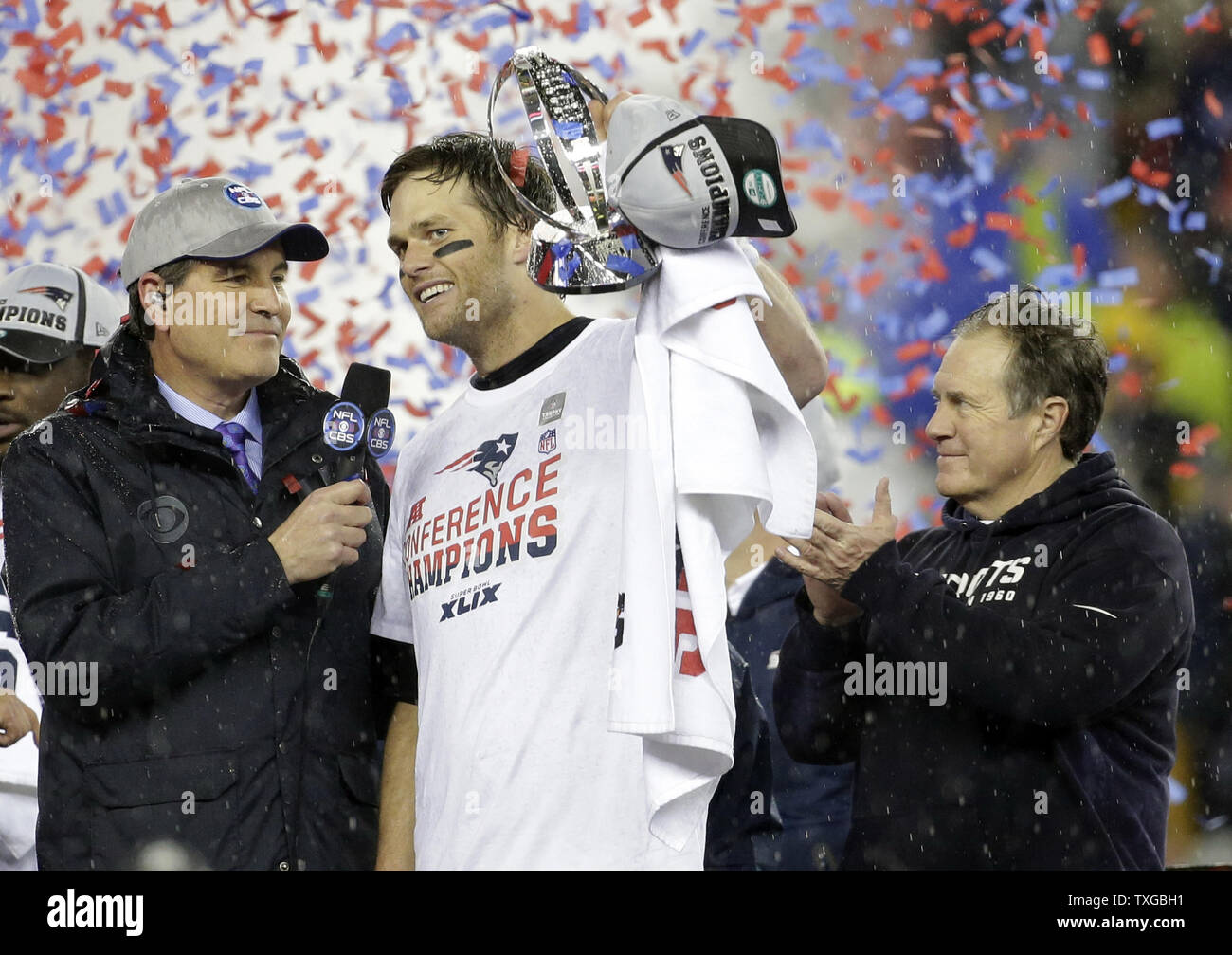 New England Patriots Tom Brady holds up the The Lamar Hunt Trophy after ...