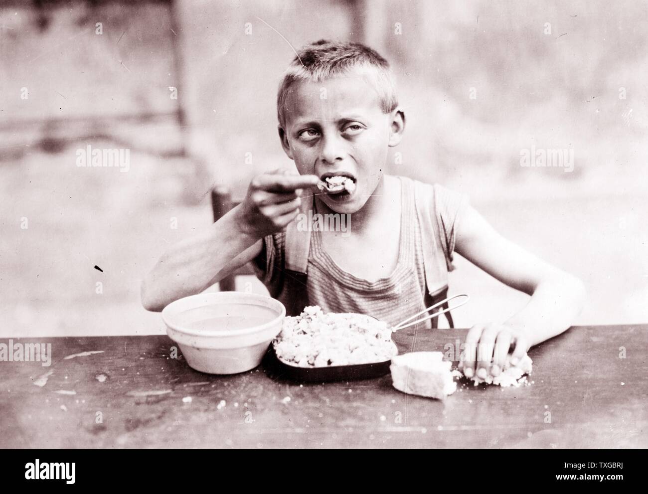 Starvation child hi-res stock photography and images - Alamy