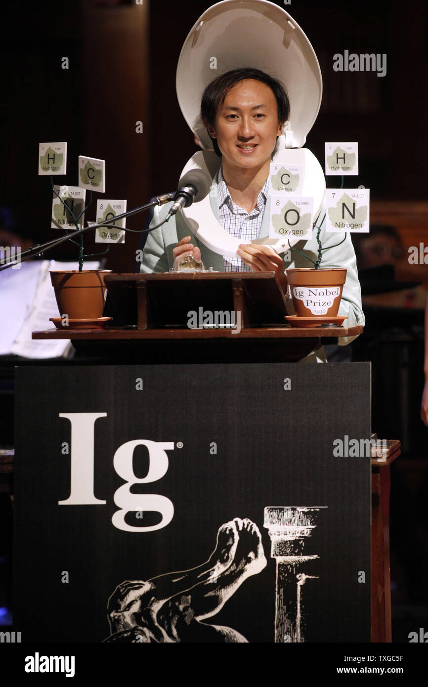 David Hu of Georgia Tech, (C) accepts the 2015 Ig Nobel Prizes in ...
