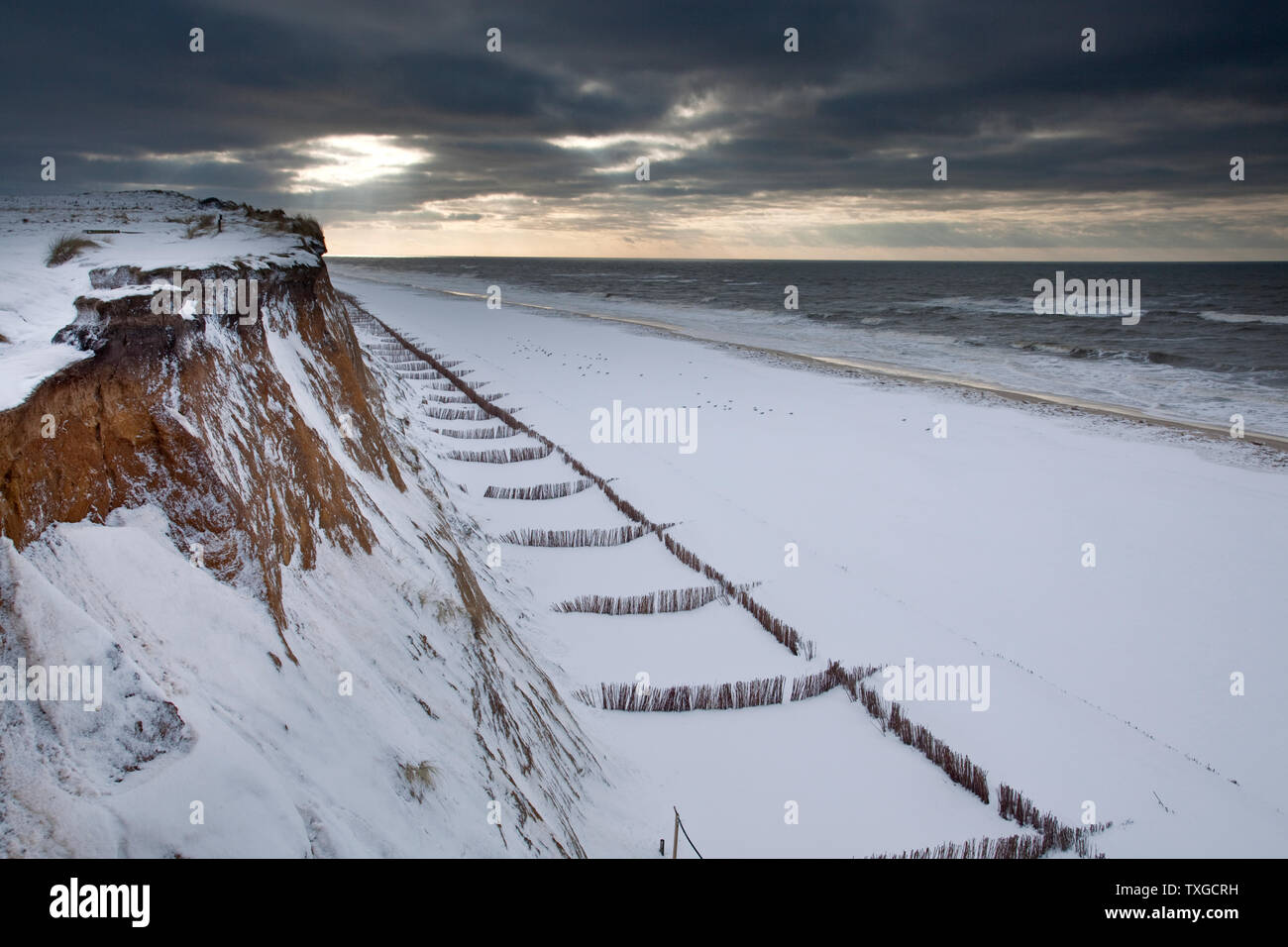Red cliff beach hi-res stock photography and images - Alamy