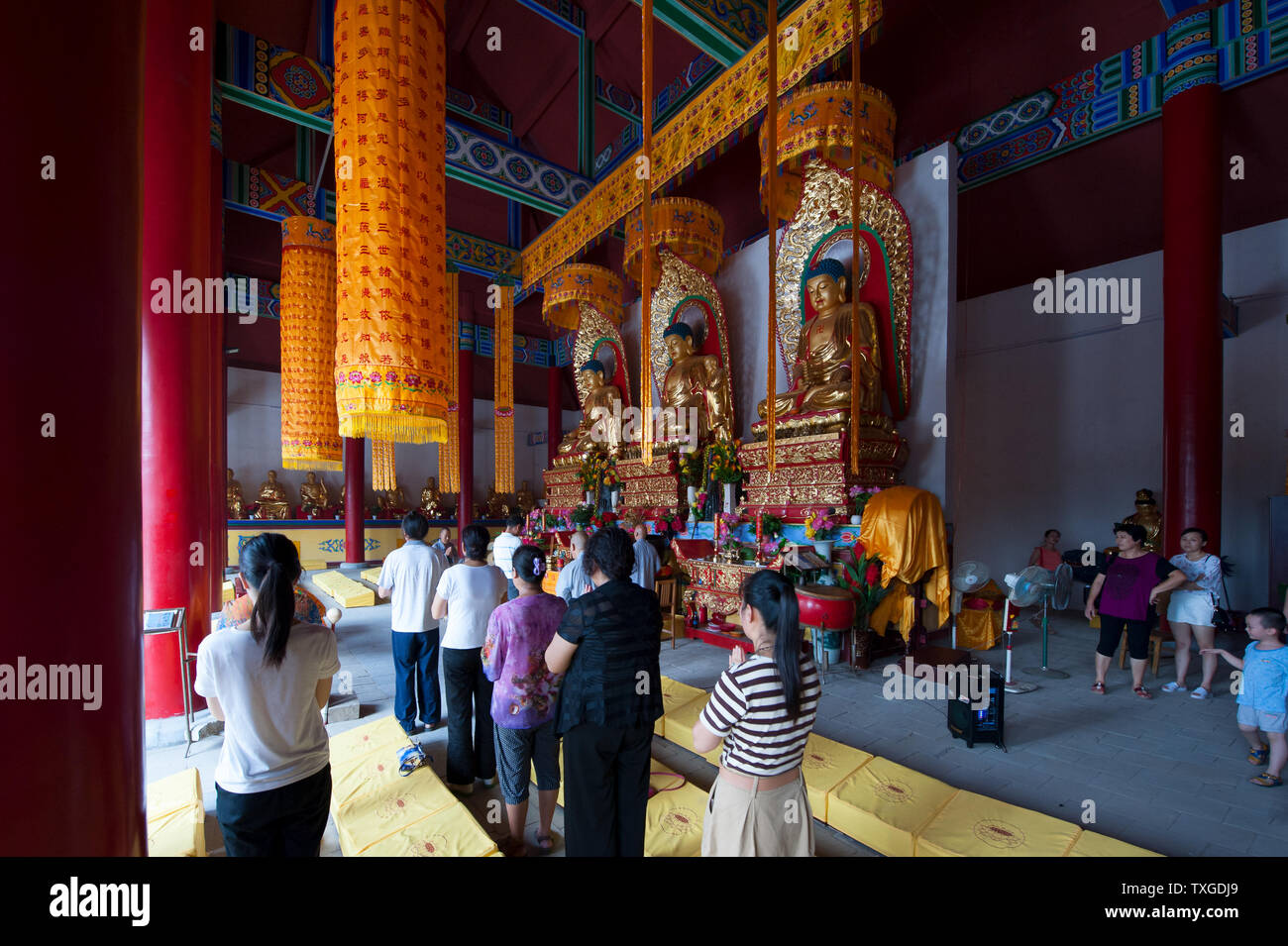 Buddhist worship ritual Stock Photo - Alamy